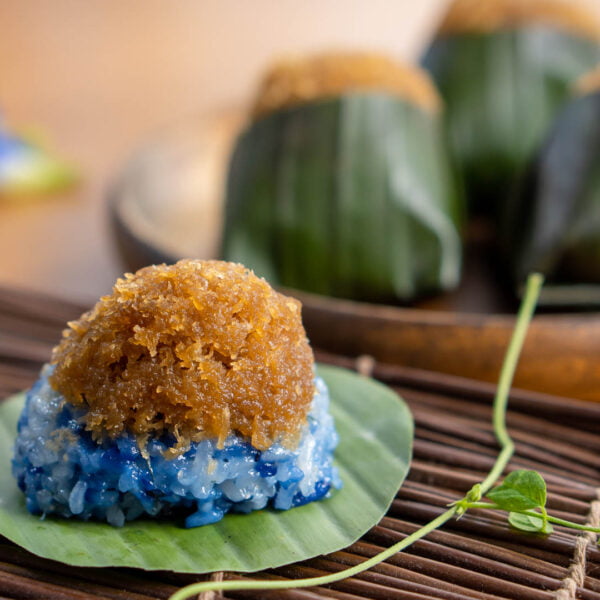 Pulut Inti (Steamed Glutinous Rice with Sweet Coconut Topping)